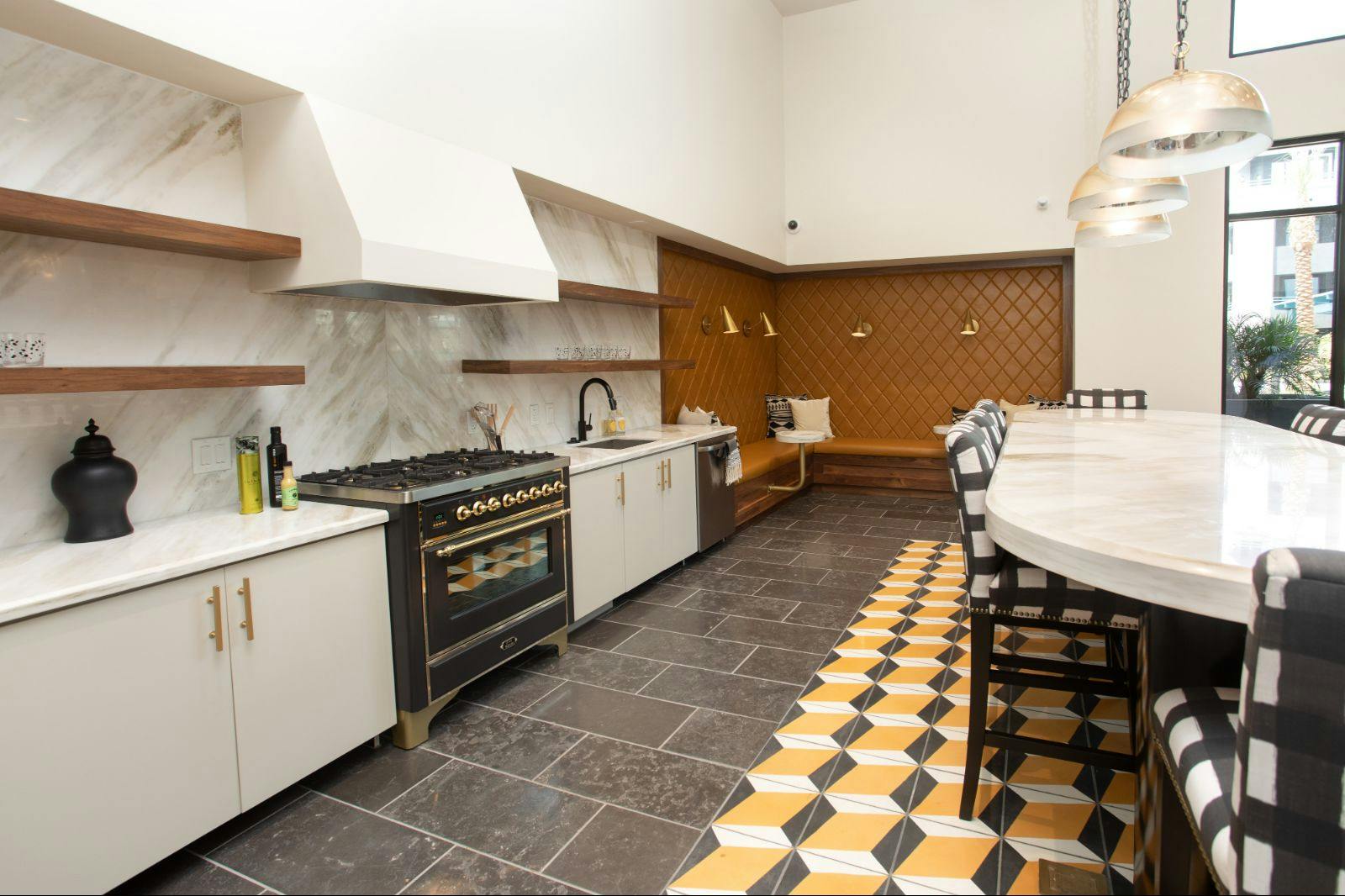 Luxury Apartment Homes | Lakeside Drive in Tempe, AZ